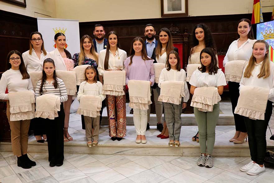 El Ayuntamiento hace entrega de los mantones bordados a las Falleras ...